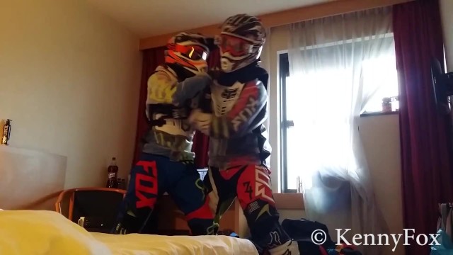 Ficht En Equipo De Motocross Sobre Quién Va A Ser El Fondo Pornhub Gay