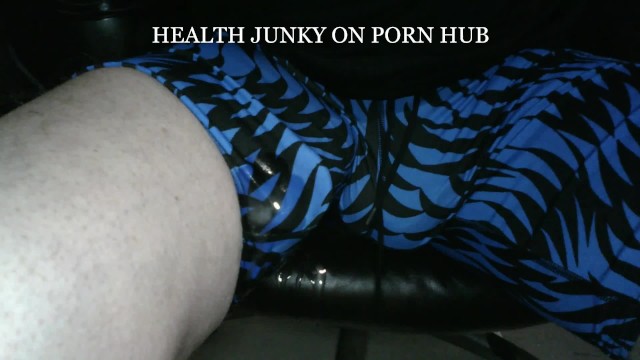 射在游泳干扰器中（沿着腿跑）。大负载，带双射精 Pornhub Gay