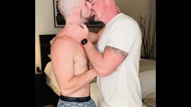 Muscle Men Make Out
