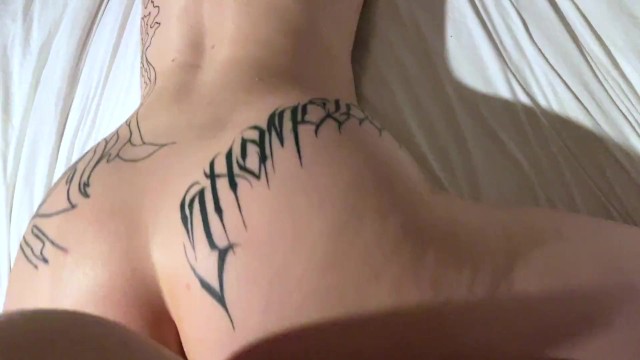 战利品最无耻：火辣的纹身女孩与大战利品骑马公鸡 Pov