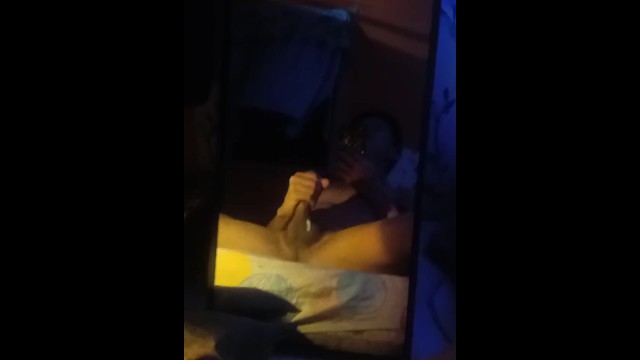 Pinoy Hot Twink 喜欢抚摸他粗壮的鸡巴