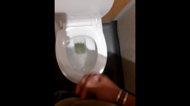 在公共厕所手淫被抓到 Pornhub Gay