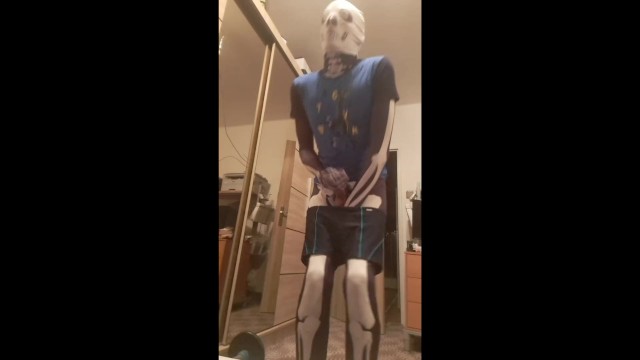 骷髅在他的 T 恤上射出巨大的射精，具有强烈的性高潮 Pornhub Gay