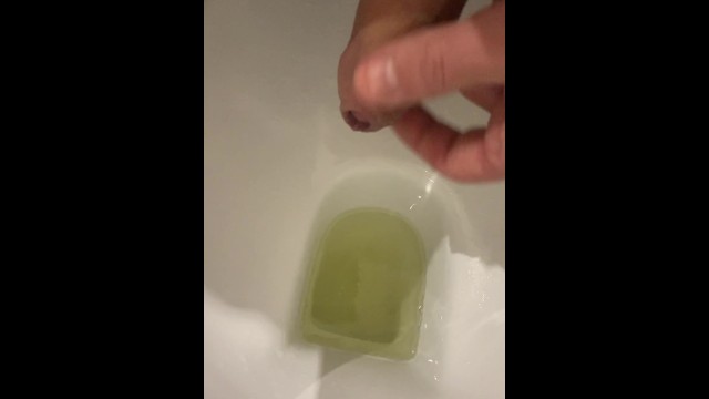 可爱的少年男孩在绝望中无法忍受小便和呻吟男性喷 Pornhub Gay