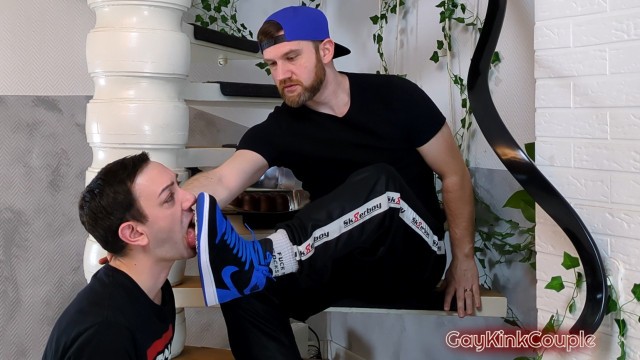 从 Masters 运动鞋鞋底舔碎的惠比特饼干 Pornhub Gay