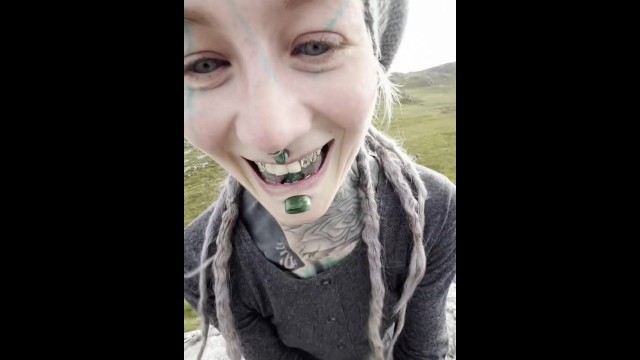 我想要调皮，吸你的鸡巴，然后你操我的脸，直到你射在我脸上