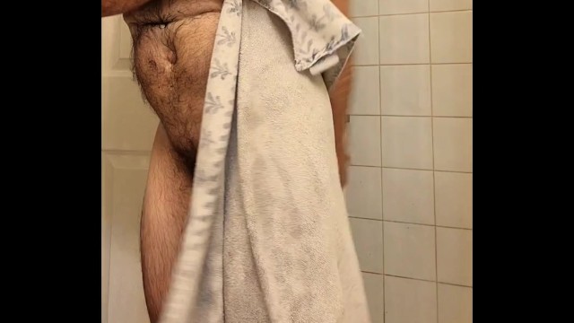 毛茸茸的肌肉熊在热水淋浴中弯曲 Pornhub Gay