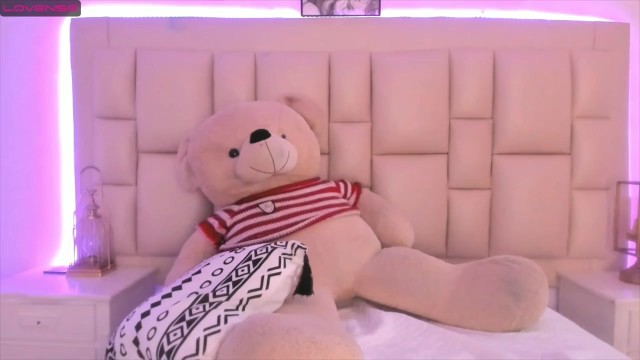 Cute红发女大学生穿着黑色泳衣看起来非常挑衅