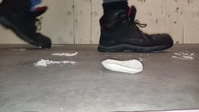 虾饼干走过crush和践踏。在89公斤的11号靴子👣👣下被压扁和破坏 Pornhub Gay