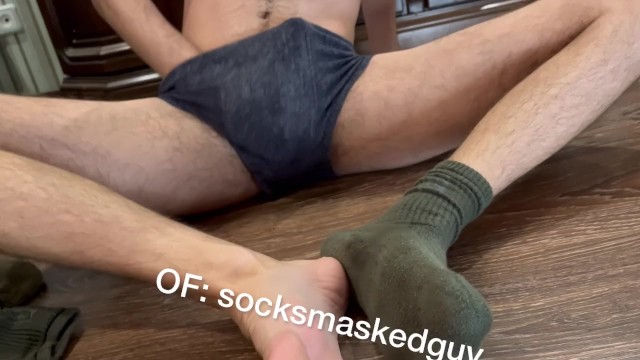 毛茸茸的twink在训练后炫耀他的军袜 Pornhub Gay