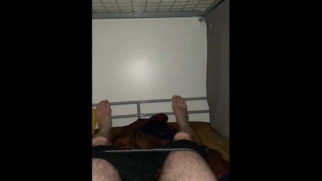 在我的宿舍床上抽搐我的鸡巴，而我的室友打鼾。 Pornhub Gay